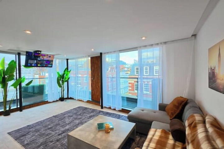 Modern Soho Penthouse With Terrace & Views | 3 Beds, Sleeps 6 - Bloomsbury