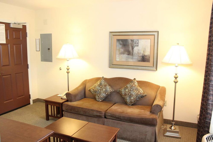 Near The Airport | Free Breakfast + Pool And Hot Tub - Racine, WI