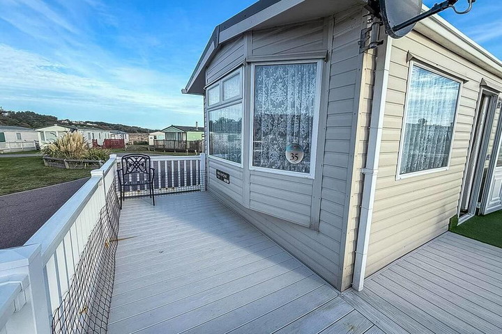 Superb Caravan With Decking & Free Wifi At North Denes Holiday Park Ref 40035nd - Lowestoft