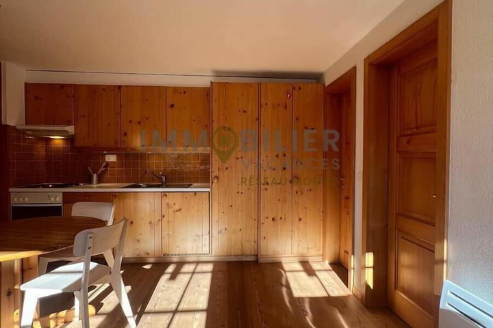 Charmant Appartement En Rez-de-chaletidéalement Situé Sur La Route Du Funiculaire, Cet Appartement E - Vercorin