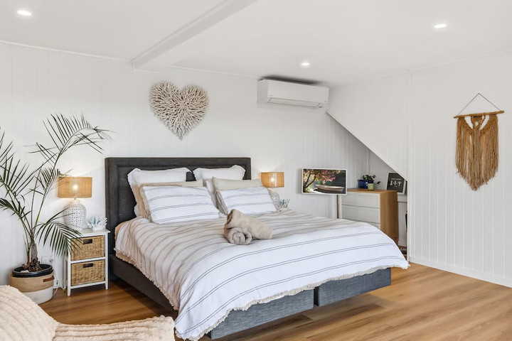 Absolute Oceanfront Is A Cosy 1 Bedroom Studio Overlooking The Ocean. - Jamberoo