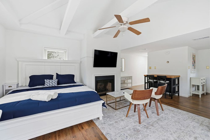The Lobbyist Modern King Suite Near Downtown - Tallahassee, FL