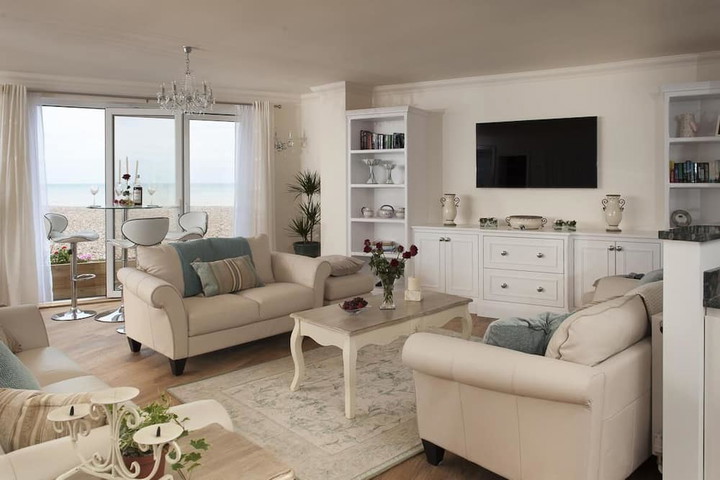 Bella Vista Is A Stunning Beachfront Apartment With 200 5 Star Reviews - Littlehampton