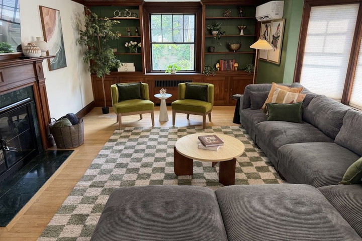 Lux Colonial Home: Hot Tub, Game Room, Home Theatre, Karaoke - Framingham, MA