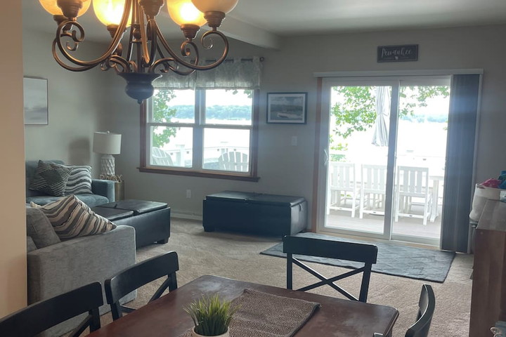 Pewaukee Lakefront Retreat: Sleeps 8,private Pier: Rentable 13-passenger Pontoon - Waukesha, WI