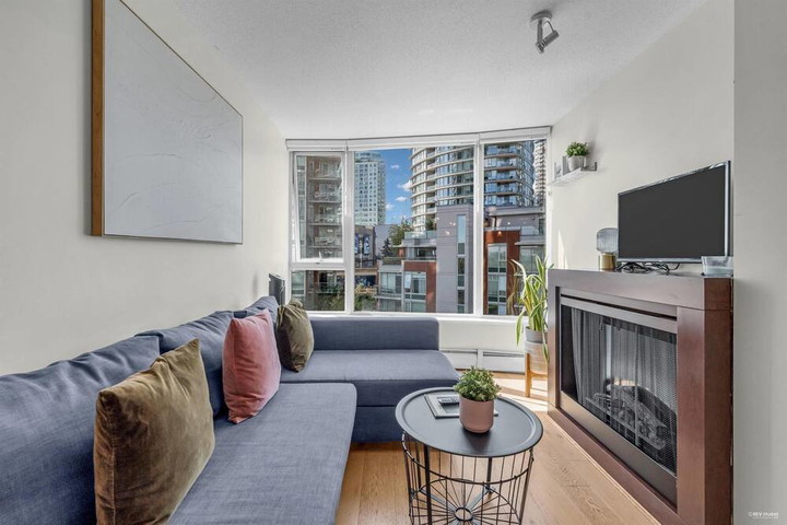 Cozy 1b+2sb+1bth Fully Loaded, Amenities On Point! - North Vancouver