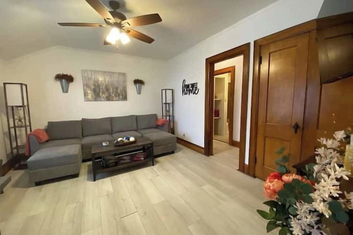 Perfectly Convenient Mke Location 2 Br Upper! - Milwaukee