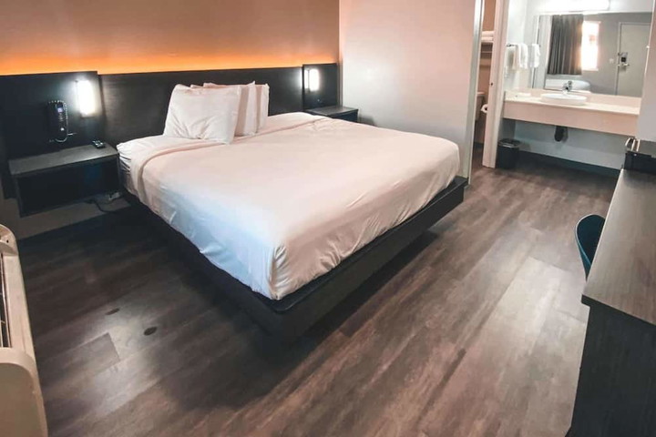 King Room | Pet-friendly | California State Railroad Museum - 2.6 Miles Away - Sacramento, CA
