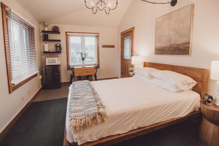The Studio · Walk To Haystack Rock & Beach - Cannon Beach, OR