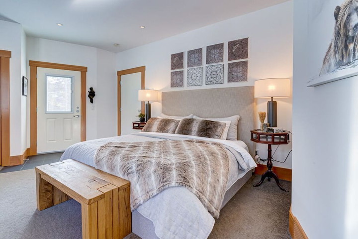 A Peaceful Mountain Retreat In One Of Banff's Most Elegant Homes - Banff
