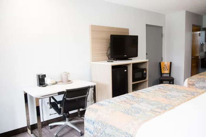 4 Double Queen Rooms | Near Gulfarium Marine Adventure Park | Free Parking - Fort Walton Beach, FL