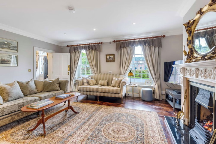 6 Bedroom House In Castle Leslie's Village Square, Glaslough - Monaghan