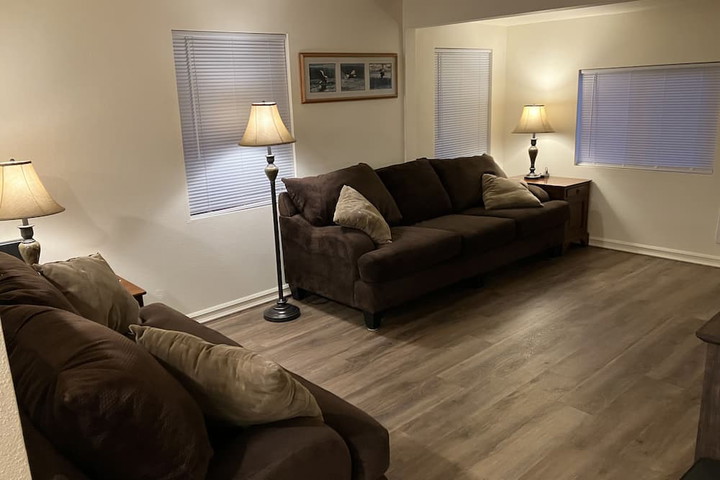 Home In Springfield With Large Yard And Driveway - Springfield, OR