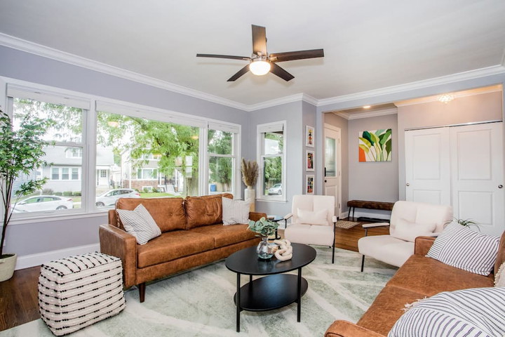 Family Friendly, Lovely 6 Bd Retreat W/ Game Room, Back Deck & Bar - Wilmette, IL