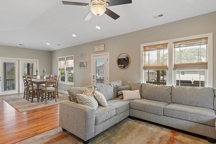 High Tide: Oceanview Home, Close To Restaurants And Shops - Oak Island, NC