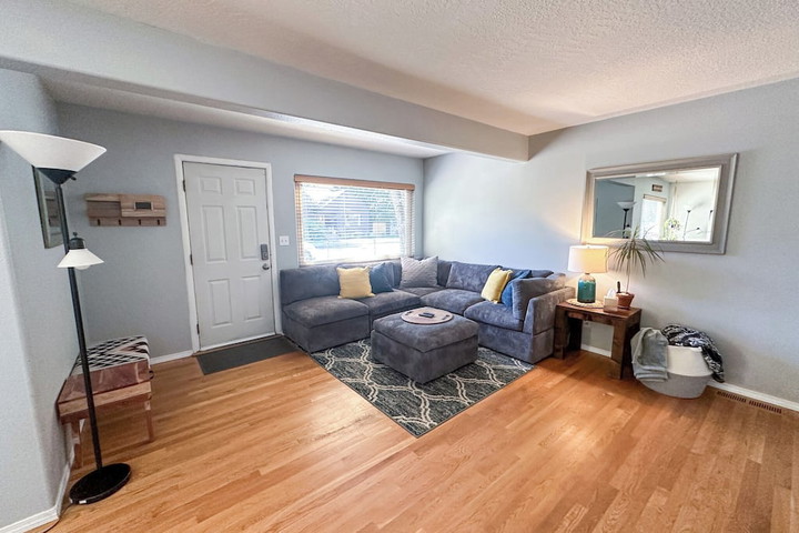 Charming Updated Farmhouse In Downtown Coeur D'alene Close To Everything - Coeur d'Alene, ID