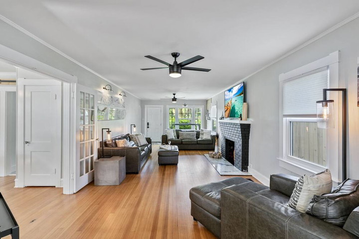 Historic Waterfront 3/2 With Yard & Soaking Tub - West Palm Beach, FL