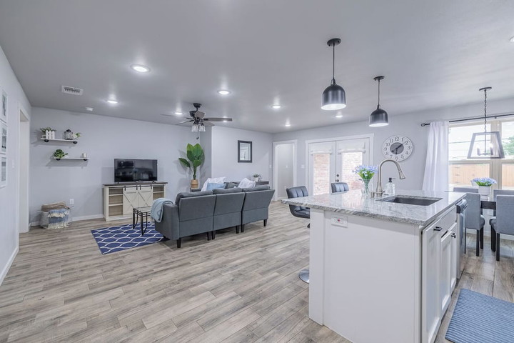 Charming 3-bedroom House Near West End Shopping Center! - Lubbock, TX