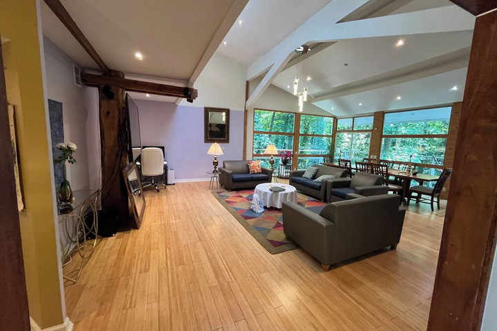 5-bedroom 6000sf Wood And Glass Retreat In Atlanta, Surrounded By Greenery. - Stone Mountain, GA