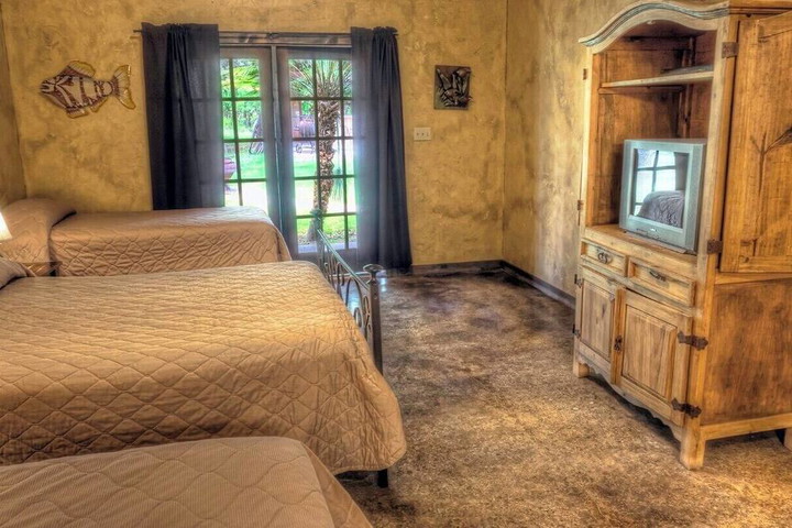 6-bedroom Lodge On 12 Acres In Concan, Texas. Swimming Pool & Hot Tub. - Concan, TX