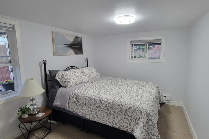 Walking Distance To The Warmest Lake In Canada, Beaches And Downtown Shopping. - Osoyoos