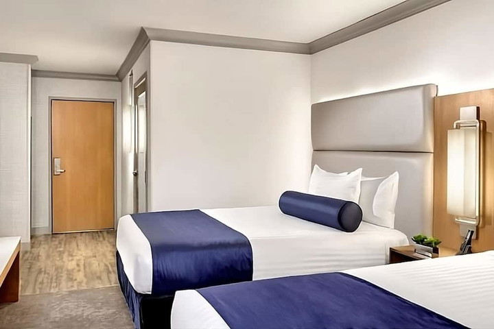 Las Vegas Dream! 2 Modern Units, Pool, Onsite Casino, Onsite Parking! - North Las Vegas, NV