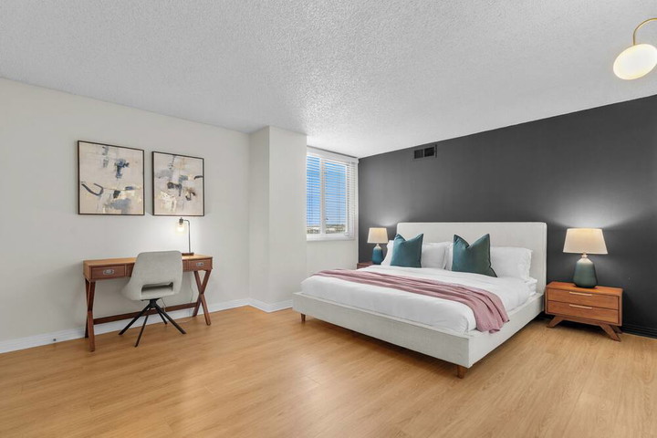 Stunning 3br Oasis With Pacific Ocean Views High Floor - Manhattan Beach, CA