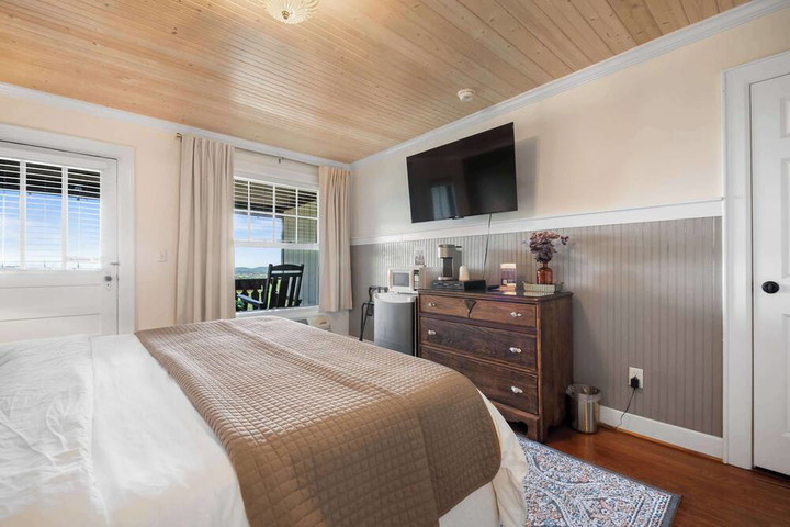 Historic Riverview Inn - King Room Six - Chattanooga, TN