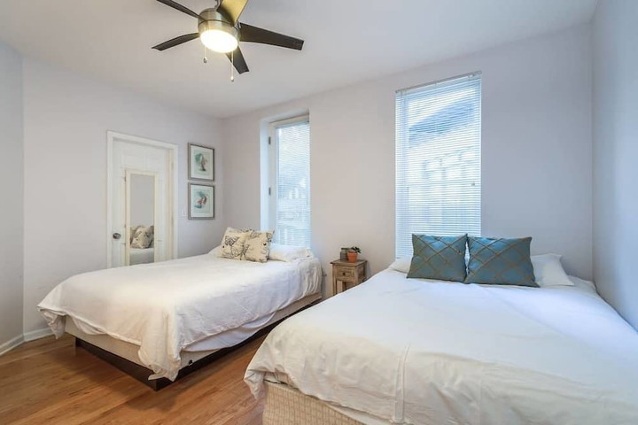 Lincoln Park Living - Suite 2! - Oak Park, IL