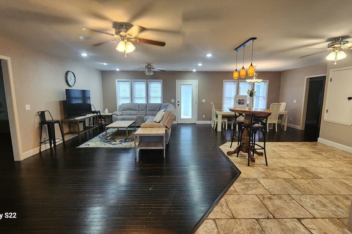 Spacious 4 Bedroom Downtown Clarksville - Clarksville, AR