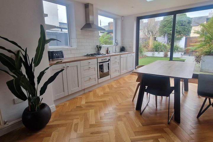 Extended 3bd Splitlevel Cottage In Popular Village - Dublin