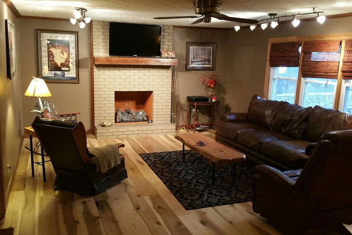 Lakefront Western Retreat + Free Seasonal Weekday Pontoon! - Cadiz, KY