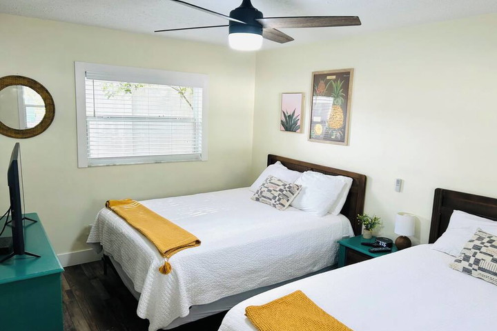 2 Qbeds Dining & Live Music Dt Safety Harbor - Palm Harbor, FL