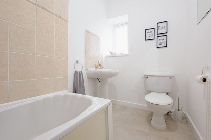 Oakenshaw Hideaway | Comfortable 2-bed Stay - Bradford, United Kingdom