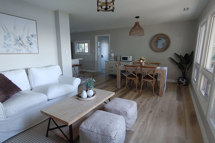 Sunrise Cove Waterfront Retreat Luxury Lakefront Escape W/ Kayaks & Firepit - Belleville, Canada