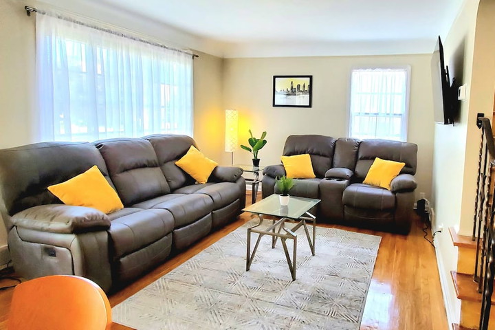 1 King Bed 3 Queen Beds* Pet Friendly* Quiet - Parma, OH