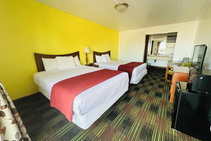 Hotel Room 3 Miles To Cedar Point! - Sandusky, OH