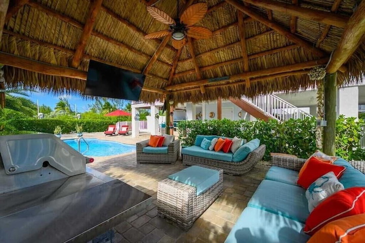 En Bord De Canal Avec Quai, Piscine Privée, Immense Cabane Tiki Avec Tv, Vélos, Paddleboards ! - Marathon, FL