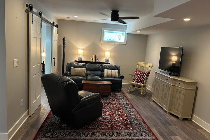 Park Street Retreat Downtown Ground Floor Suite - Charlottesville, VA
