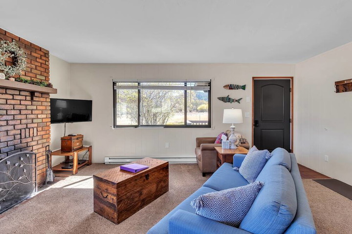 New! Cozy Cabin Retreat With Scenic Views - Greer, AZ