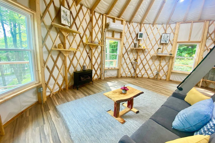 Elevated Eclectic Yurt With Wrap-around Porch, Hot Tub, And Mountain View! - Hillsville, VA