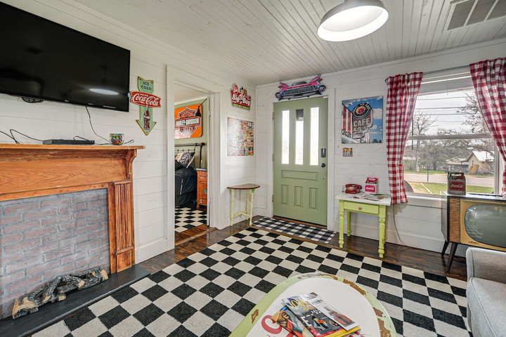 Retro Retreat In Llano W/ Screened Porch! - Llano, TX