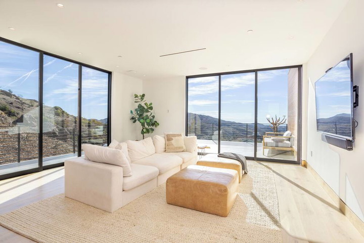 Malibu 3-bedroom Contemporary Home In Heart Of Wine Country. - Westlake Village, CA