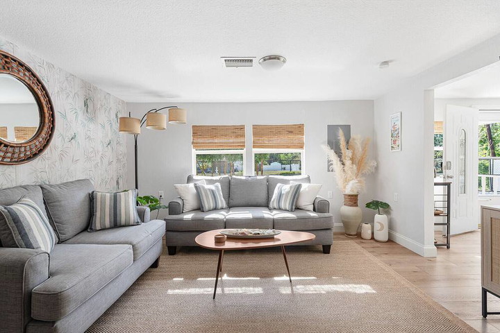 Relax At The Bamboo Cottage - Walk To Dearborn St, Minutes To Local Beaches! - Englewood, FL