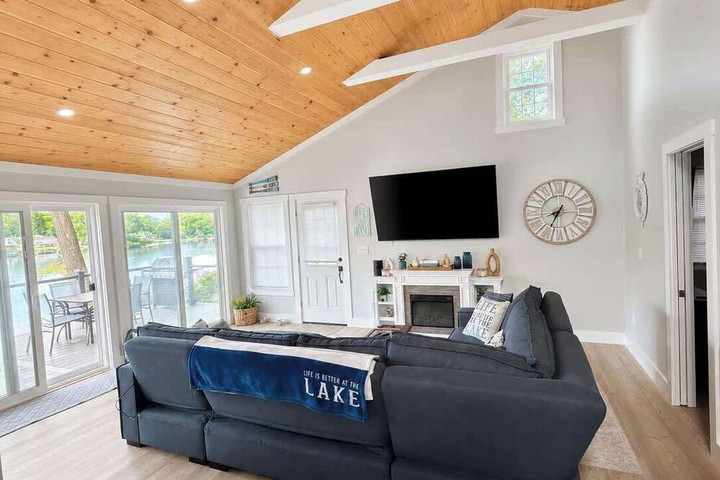 Sunset Cove Lakefront Retreat With Private Dock - Waterbury, CT