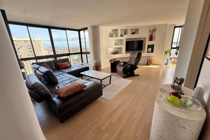 Penthouse 2 Blocks From The Beach With Views From The Mountains To The Ocean - West Vancouver