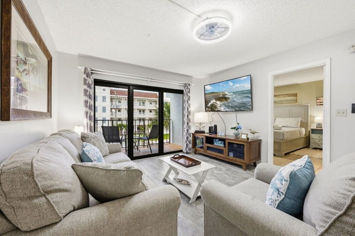 Charming 1br/1.5ba Condo Steps From Madeira Beach - Madeira Beach, FL