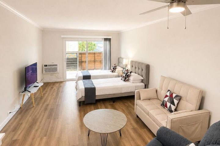 Ac, Pool, Jacuzzi, Gym, Pickleball Courts - Newport Beach, CA