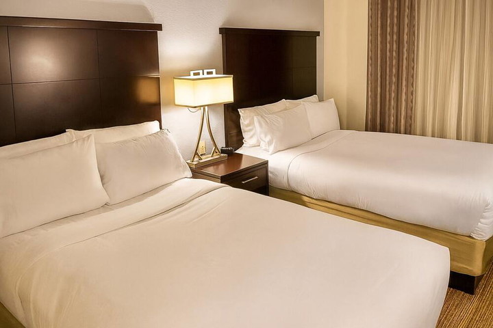 Pleasant Stay! 2 Convenient Units, Pet-friendly, Free Breakfast, Outdoor Pool! - San Bruno, CA