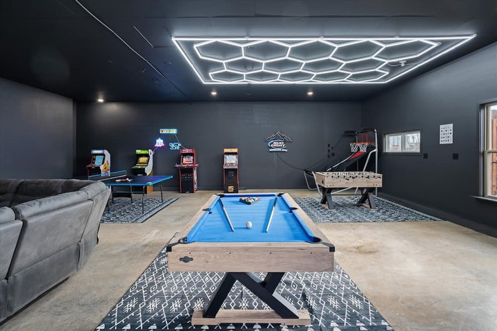 River's Edge! Riverfront With Hot Tub, Sauna & Game Room - Kalispell, MT